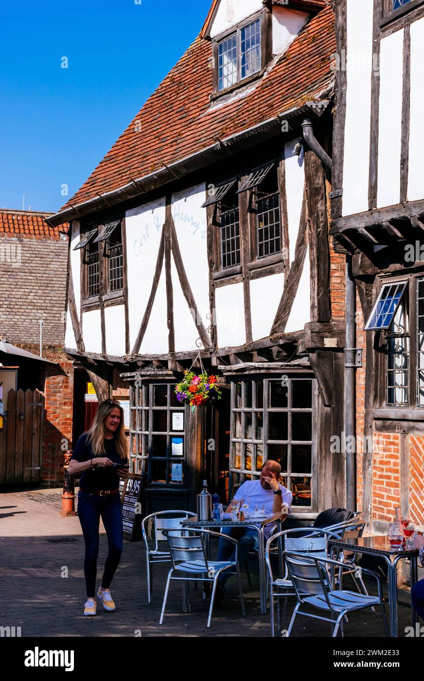 Tudor architecture. Gert and Henry's pub in the Shambles. York, North ...