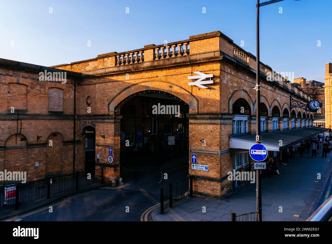 York railway station hi-res stock photography and images - Alamy