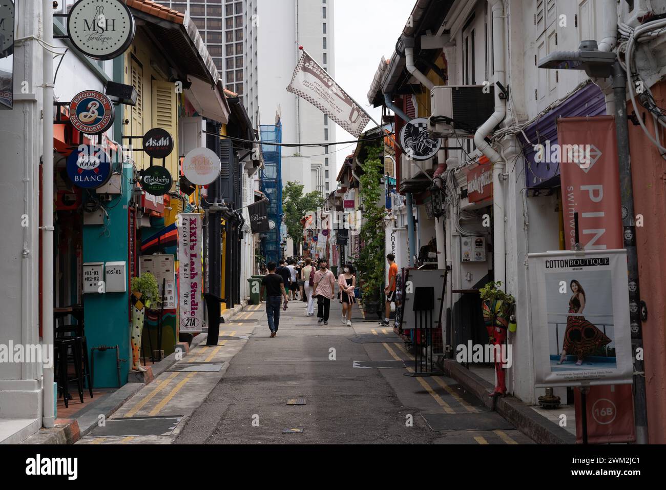Busy street narrow footpath hi-res stock photography and images - Alamy