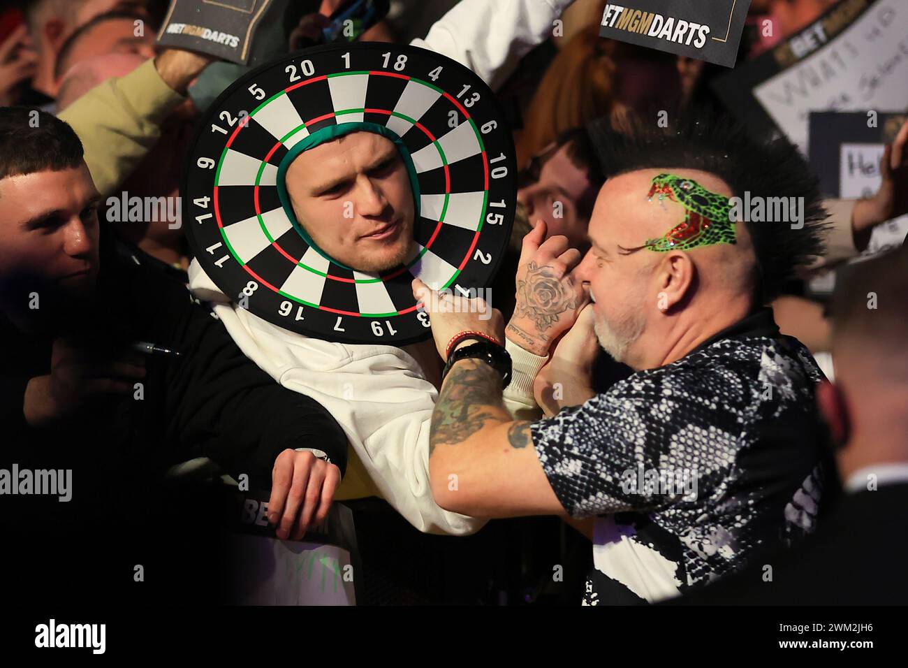 Darts crowd hi-res stock photography and images - Alamy
