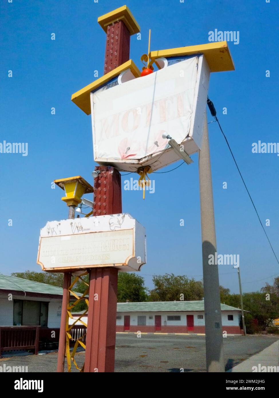 Sign abandoned motel hi-res stock photography and images - Alamy