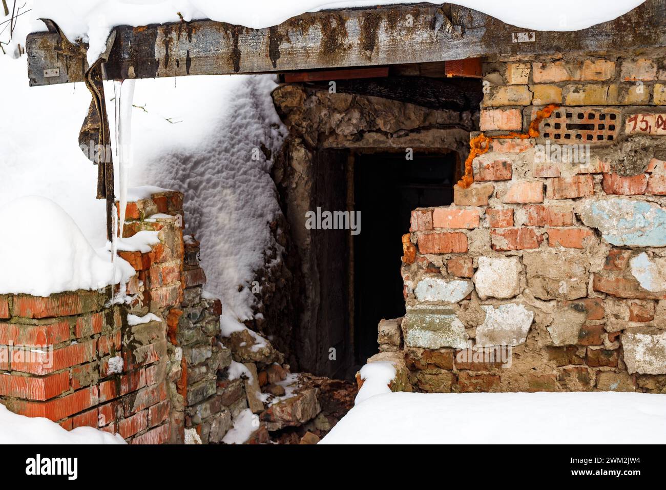 Broken brick wall hi-res stock photography and images - Alamy