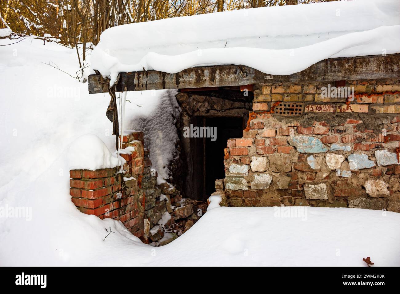 Broken brick wall hi-res stock photography and images - Alamy