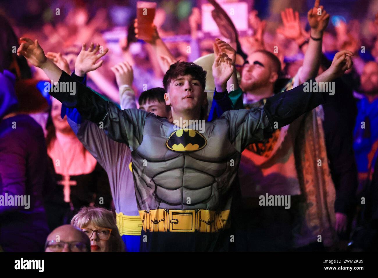 Darts fans on night hi-res stock photography and images - Alamy