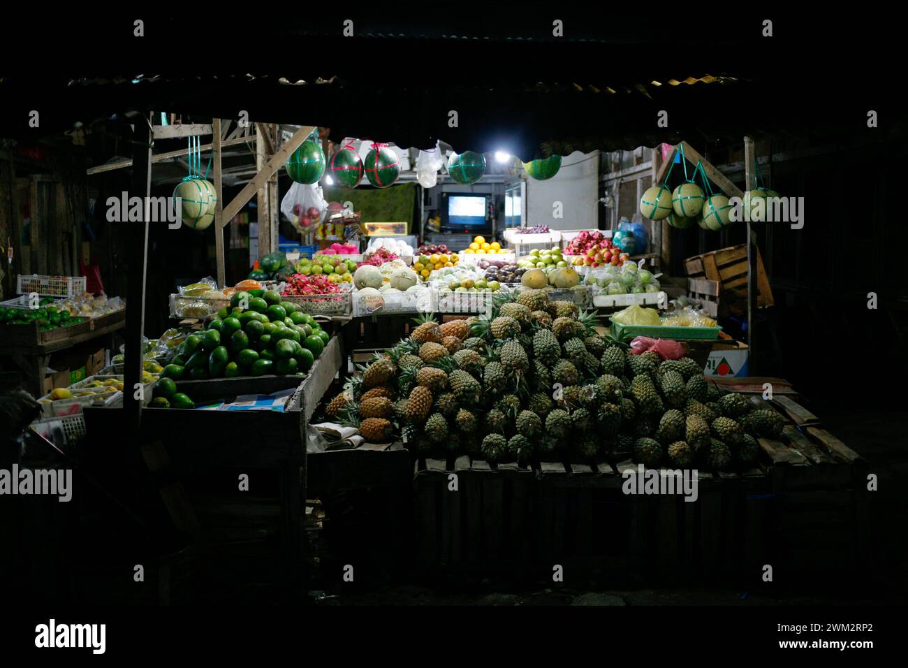 Fruit seller at night in Setono Betek traditional market, Kediri, East ...