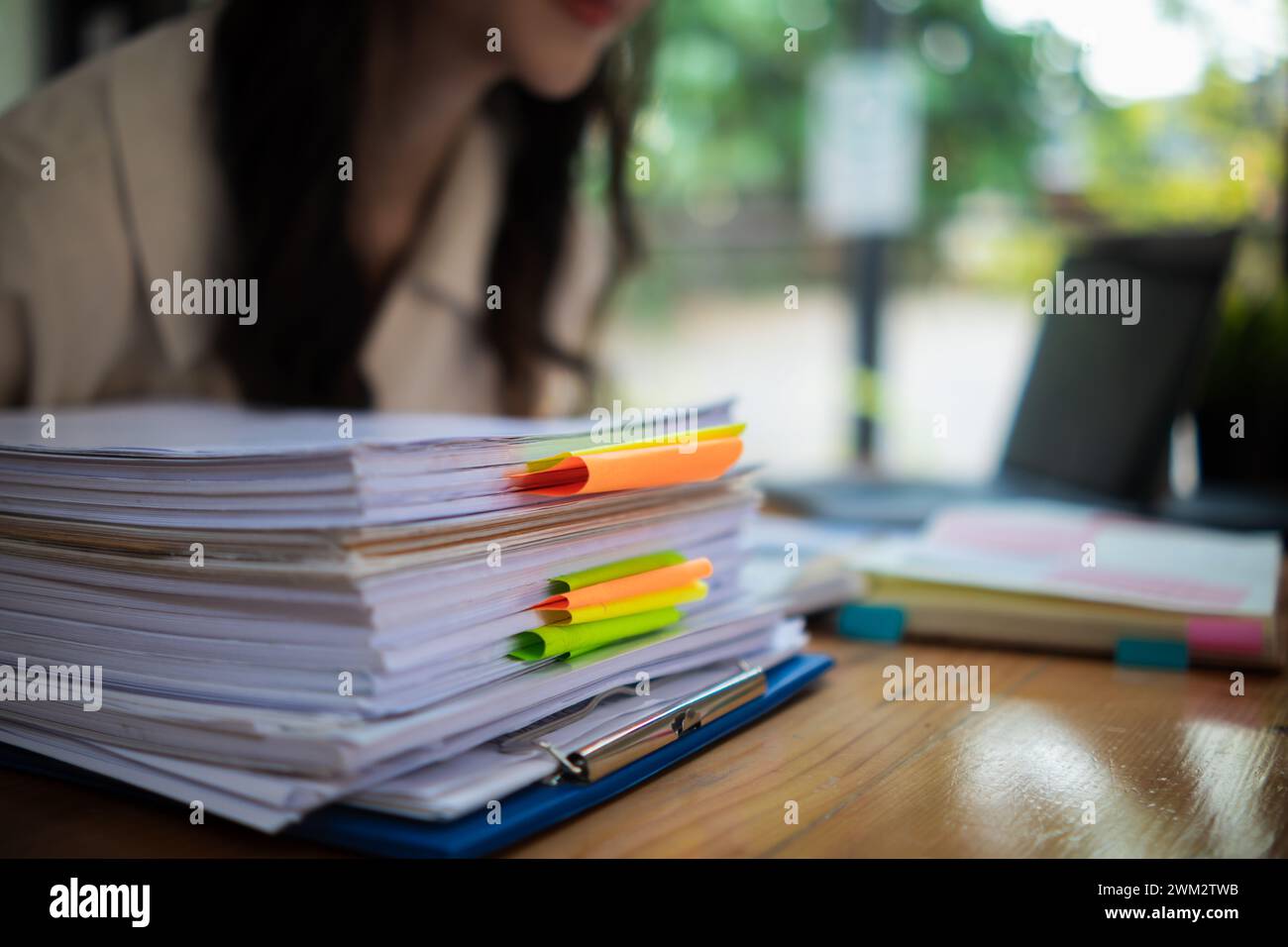 File women who work hi-res stock photography and images - Alamy