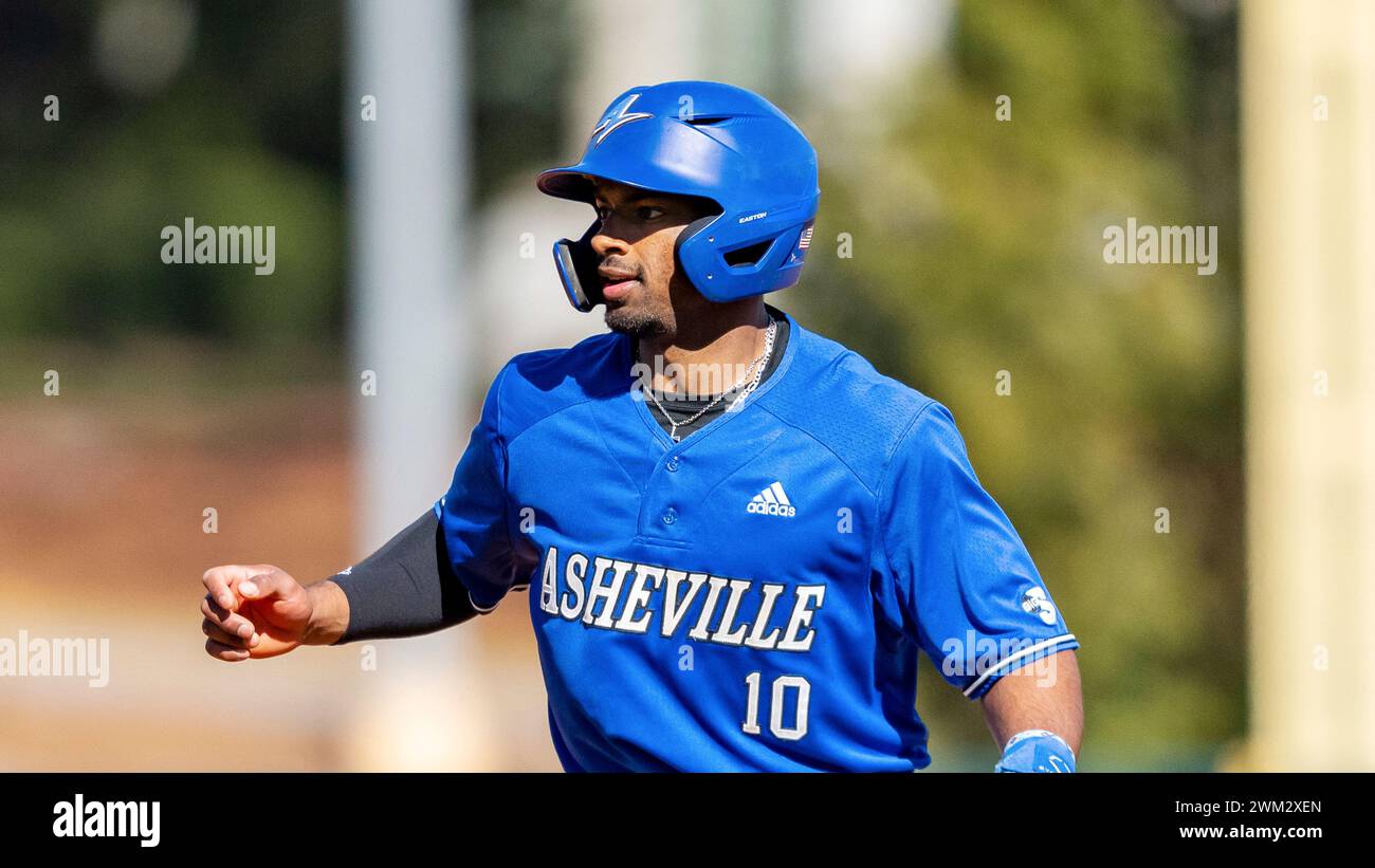 UNC Asheville utility Robbie Burnett (10) leads off of 2nd base during ...