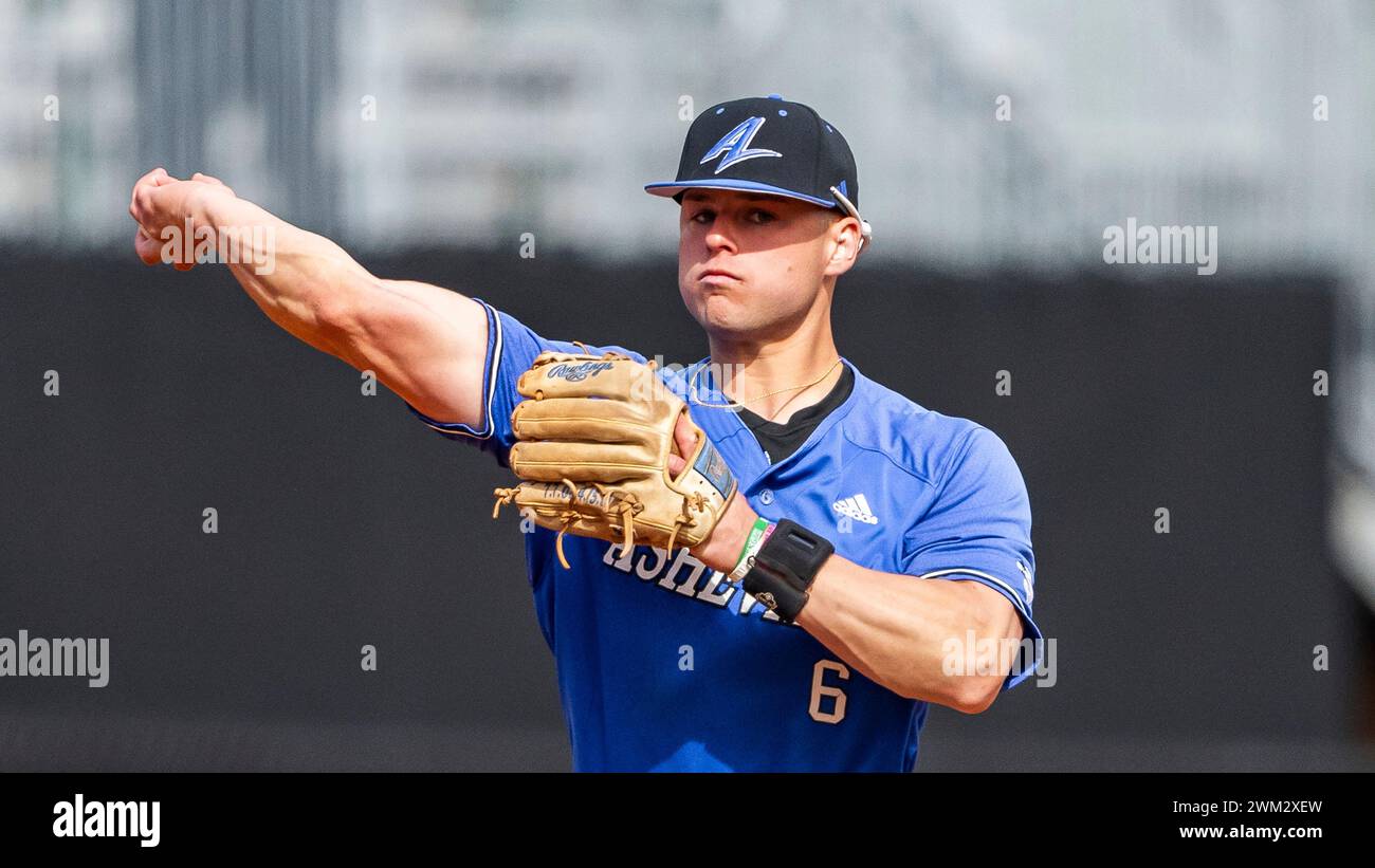 UNC Asheville infielder Cameron Johnson (6) throws to 1st base during ...