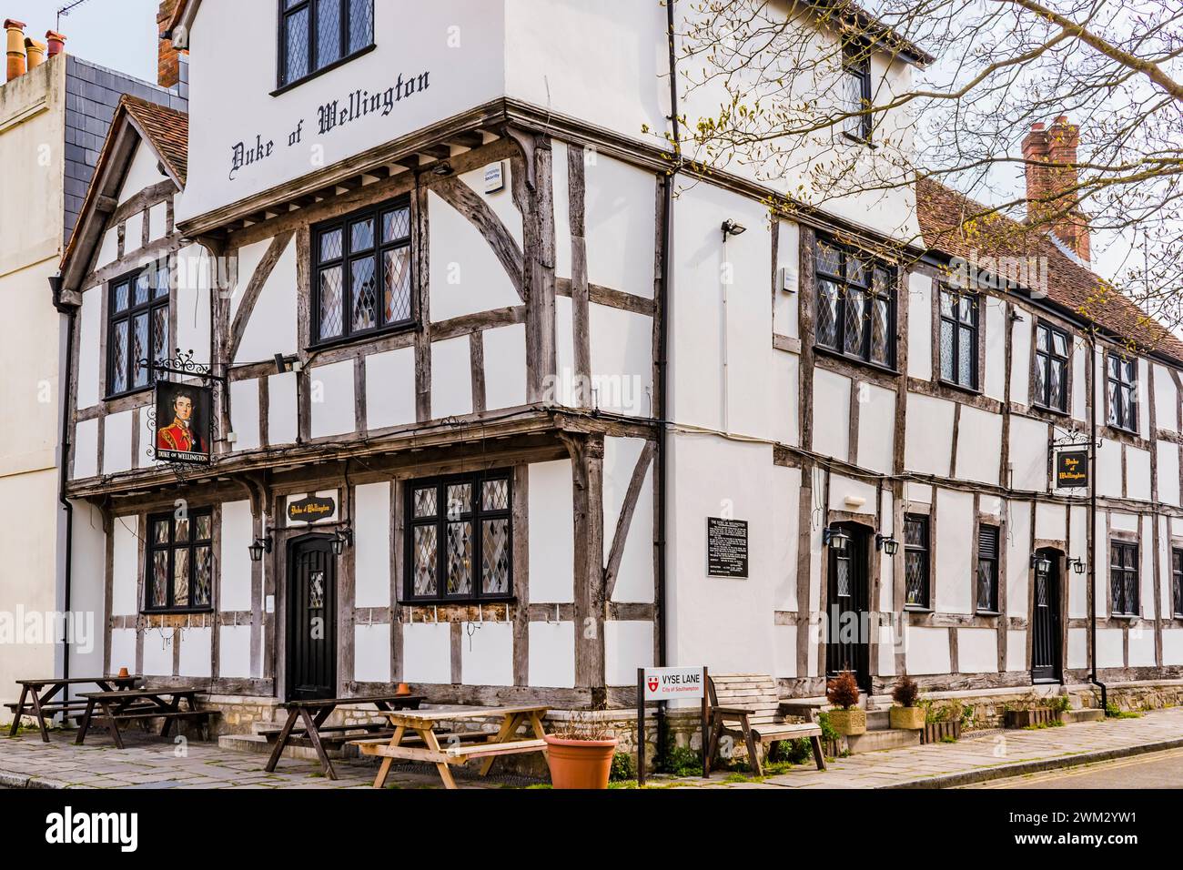 Medieval pub window hi-res stock photography and images - Alamy
