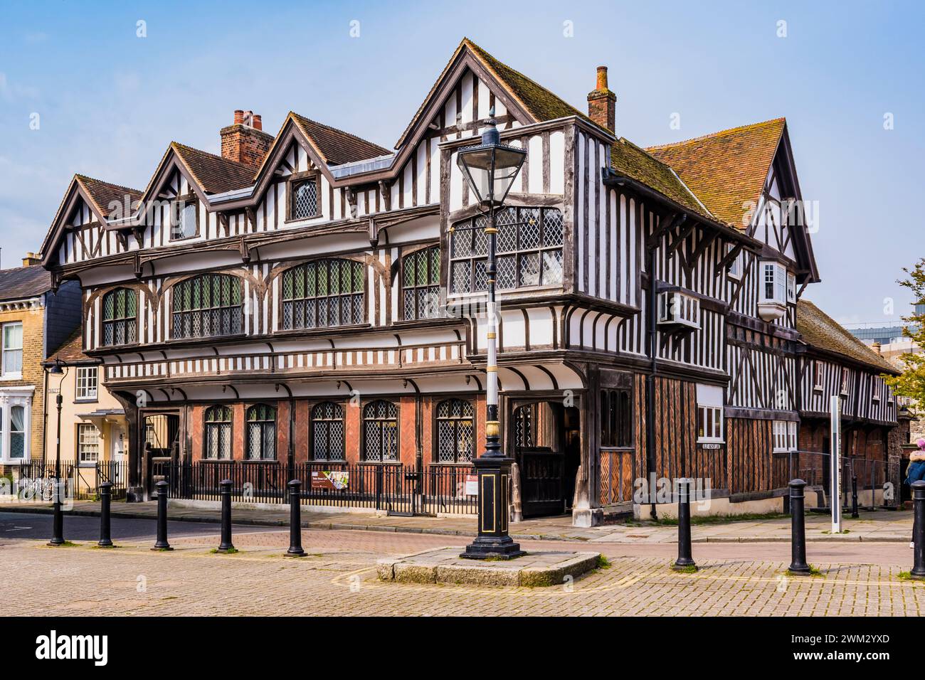 Exterior tudor timber framed house hi-res stock photography and images ...
