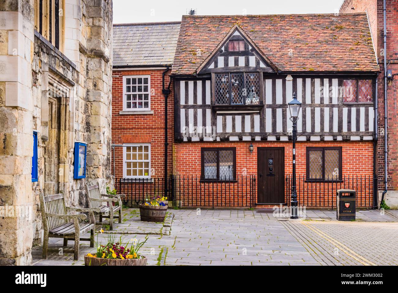 Tudor style buildings hi-res stock photography and images - Alamy