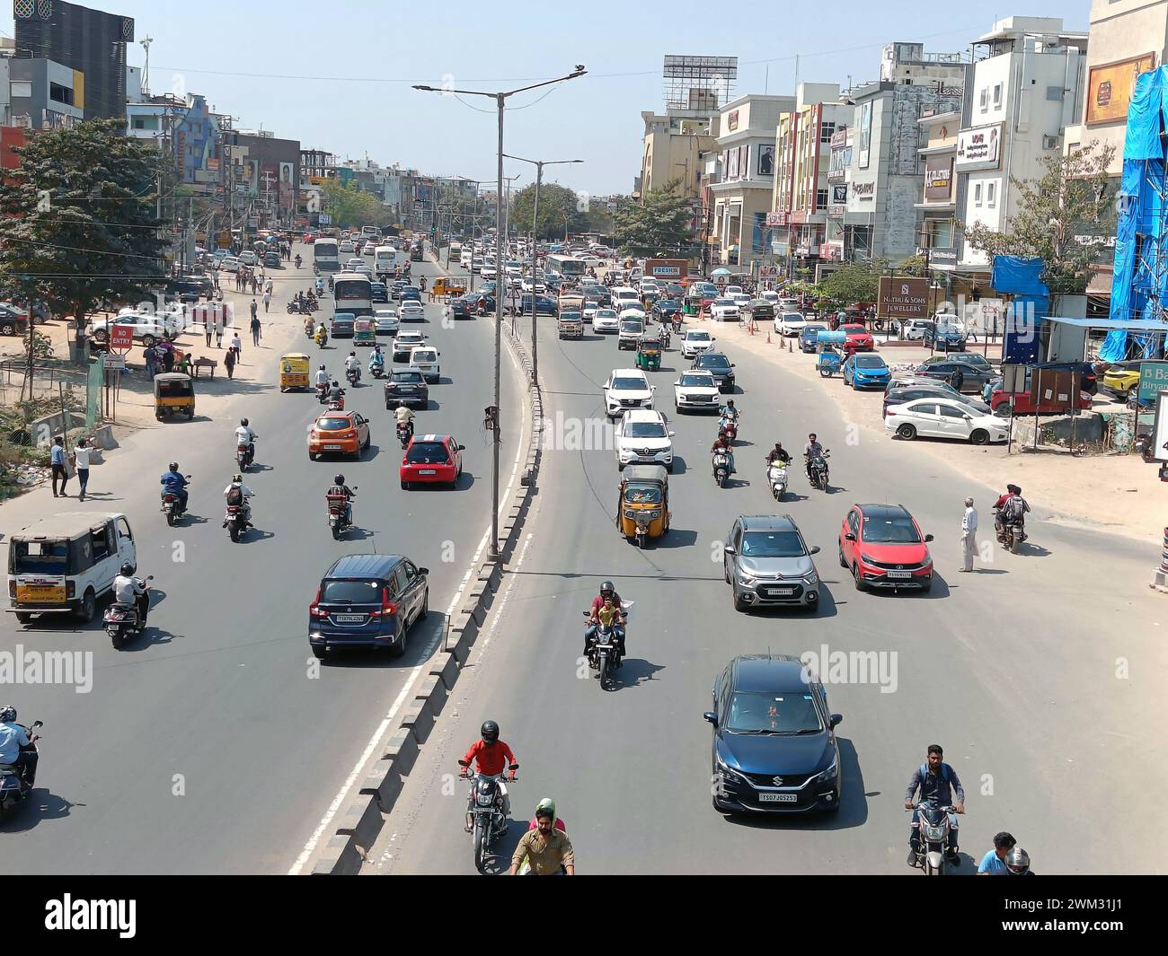 Traffic pedestrians on bustling city hi-res stock photography and images - Alamy