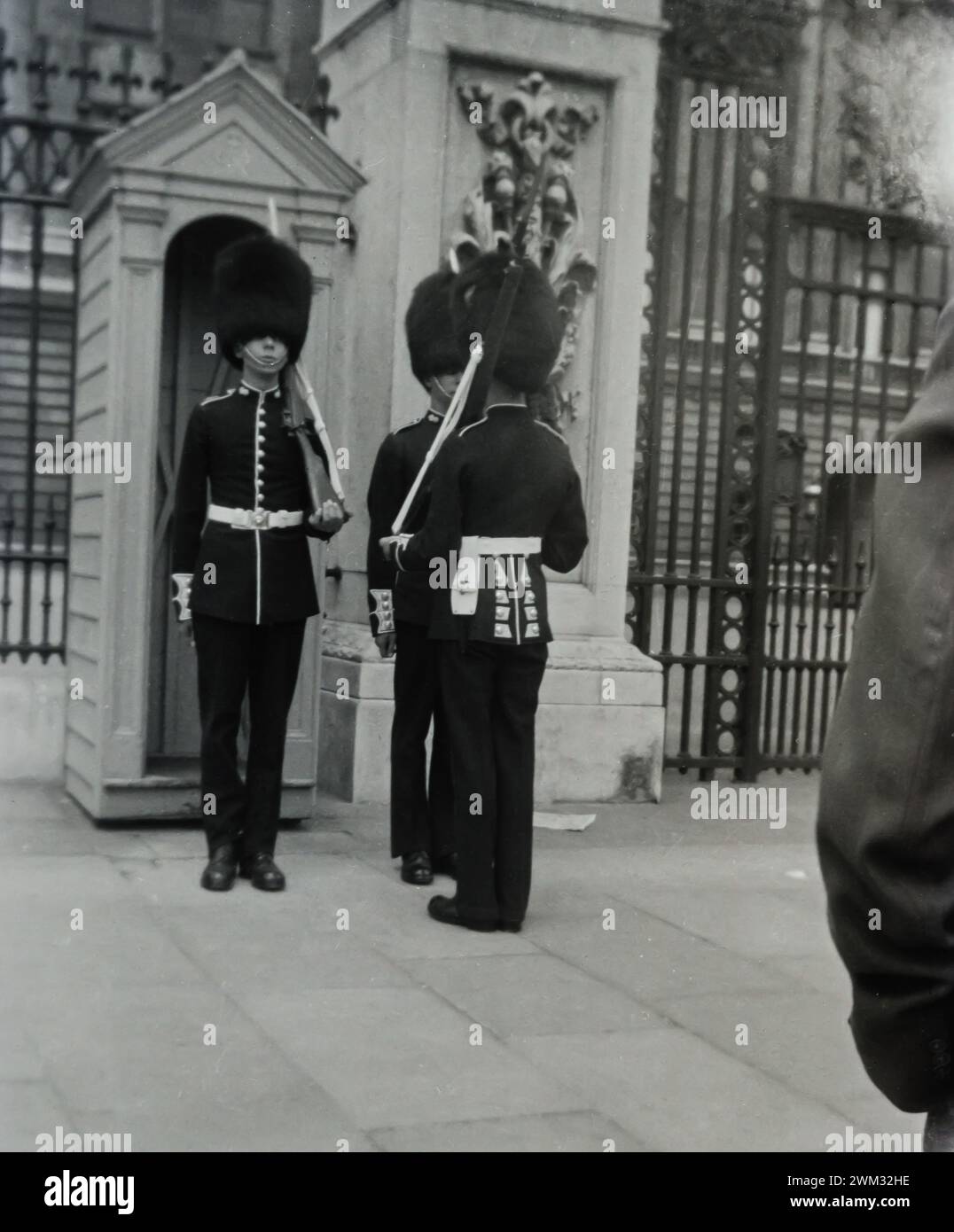 1950s guardsman buckingham palace hi-res stock photography and images ...