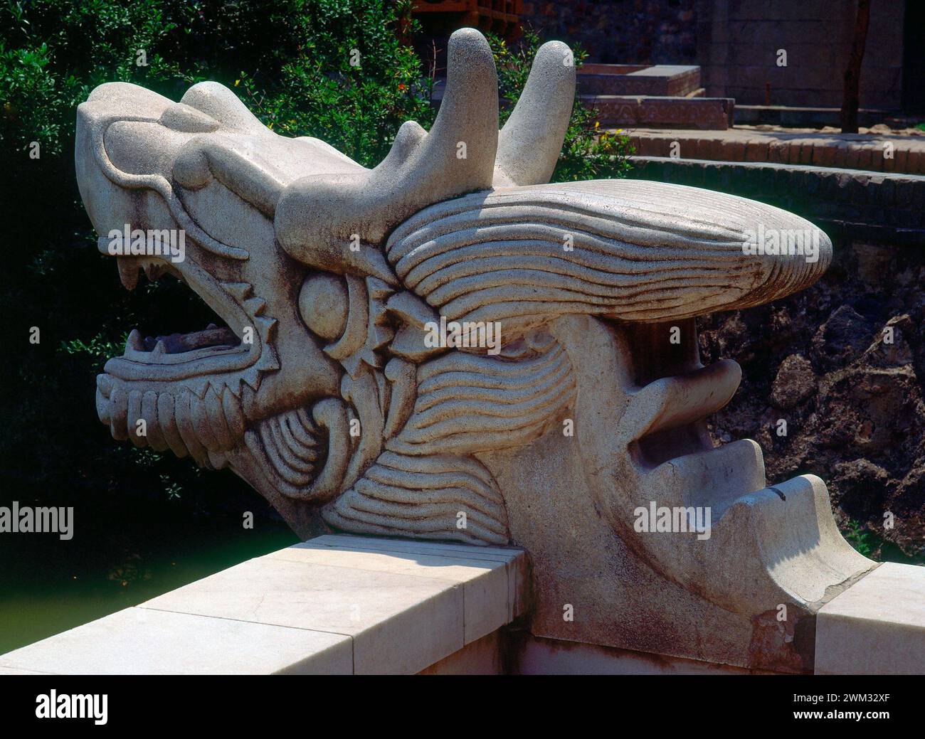CABEZA DE DRAGON EN EL PALACIO BALNEARIO - 644 AC - ESCULTURA ...