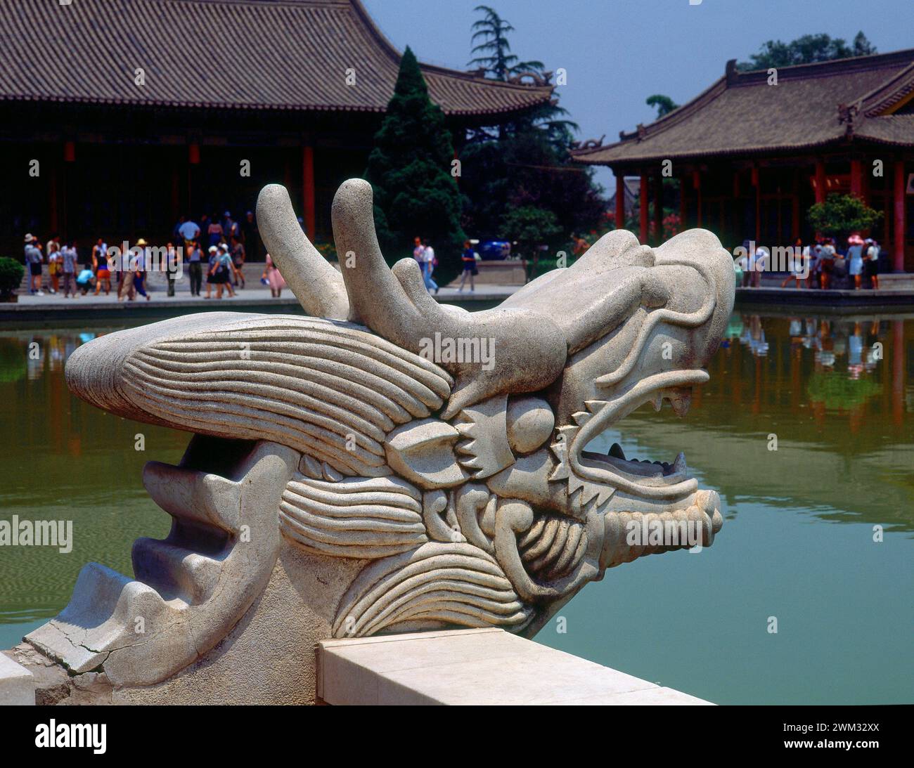 CABEZA DE DRAGON EN EL PALACIO BALNEARIO - 644 AC - ESCULTURA ...