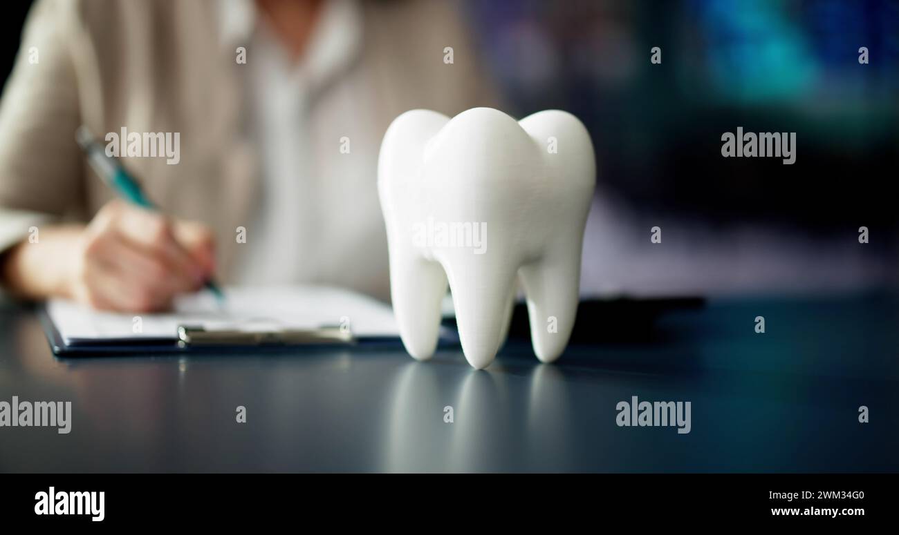 Money bills and teeth hi-res stock photography and images - Alamy