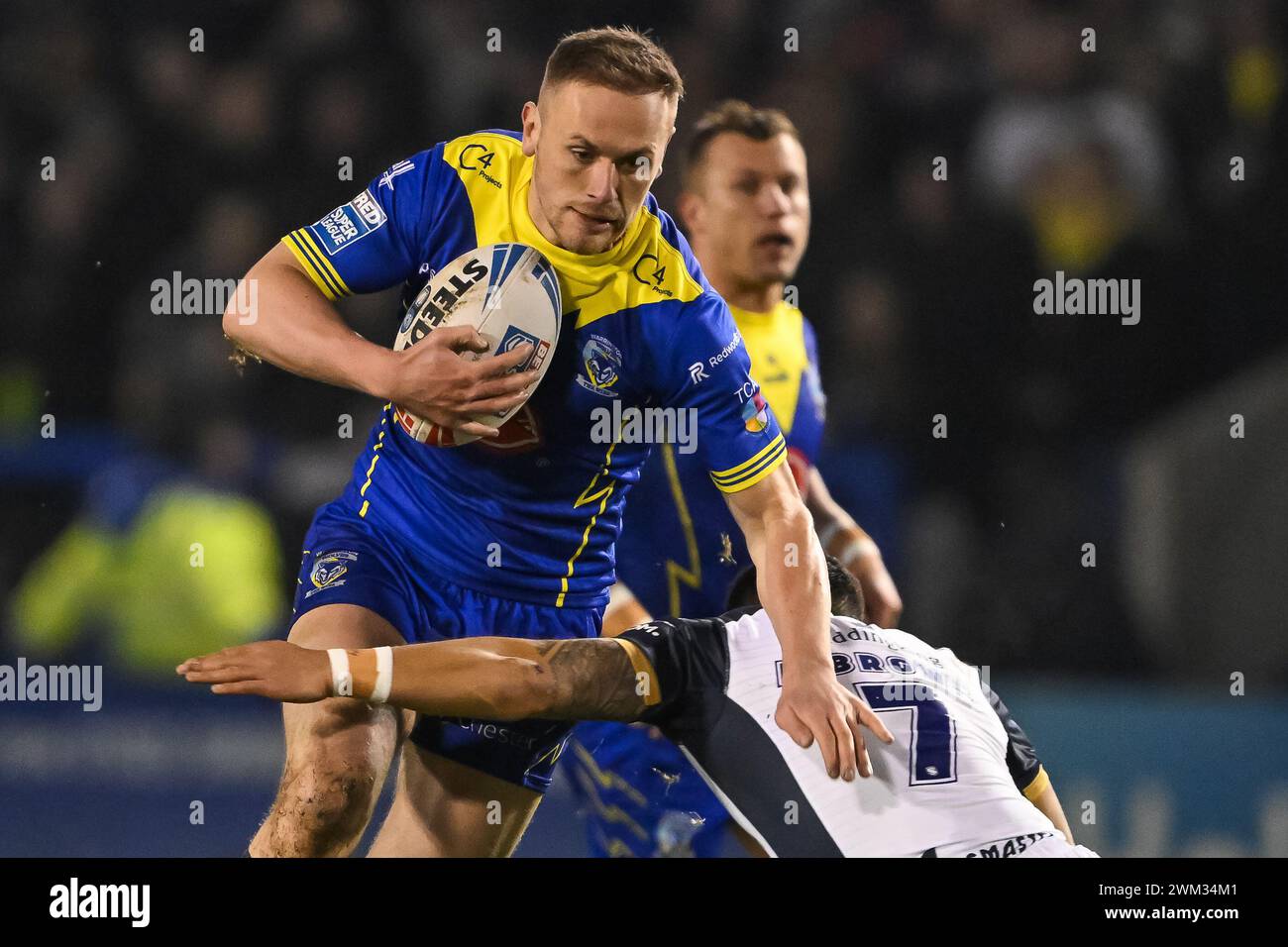 Ben Currie of Warrington Wolvesis tackled by Fa’amanu Brown Hull FC ...
