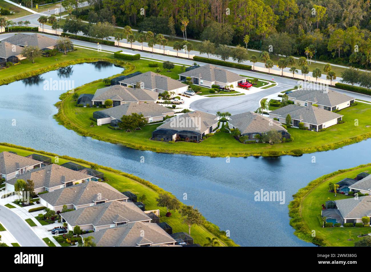 House on lakeside drive hi-res stock photography and images - Alamy