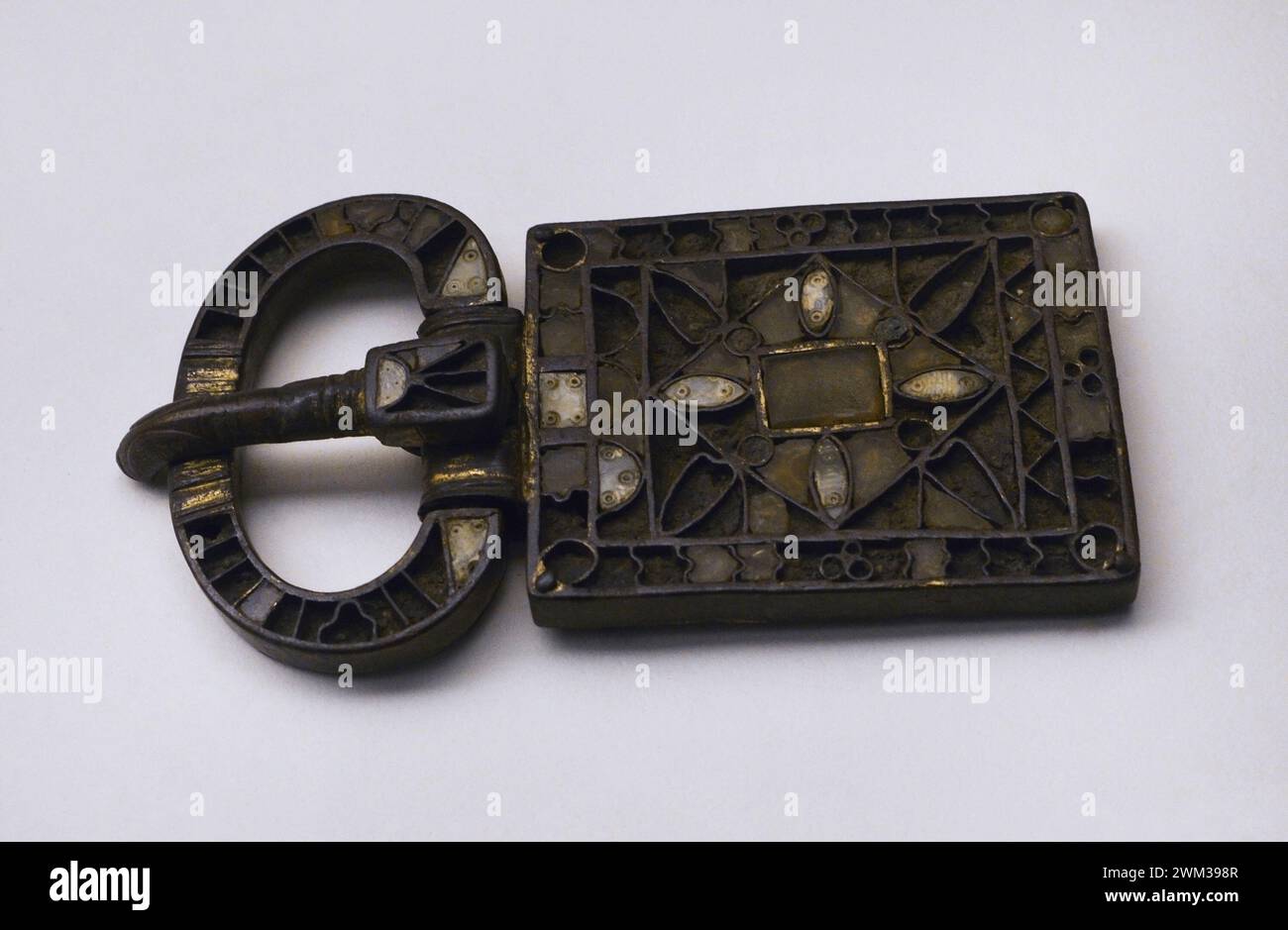Belt buckle decorated with cells filled with mother-of-pearl and ...