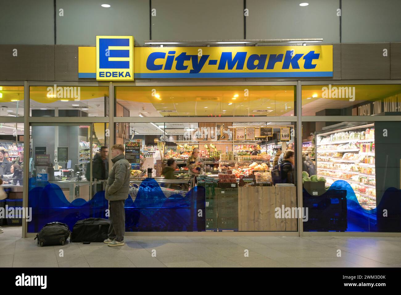 Edeka Supermarkt Filiale City-Markt, Bahnhof Friedrichstraße, Mitte, Berlin, Deutschland ...
