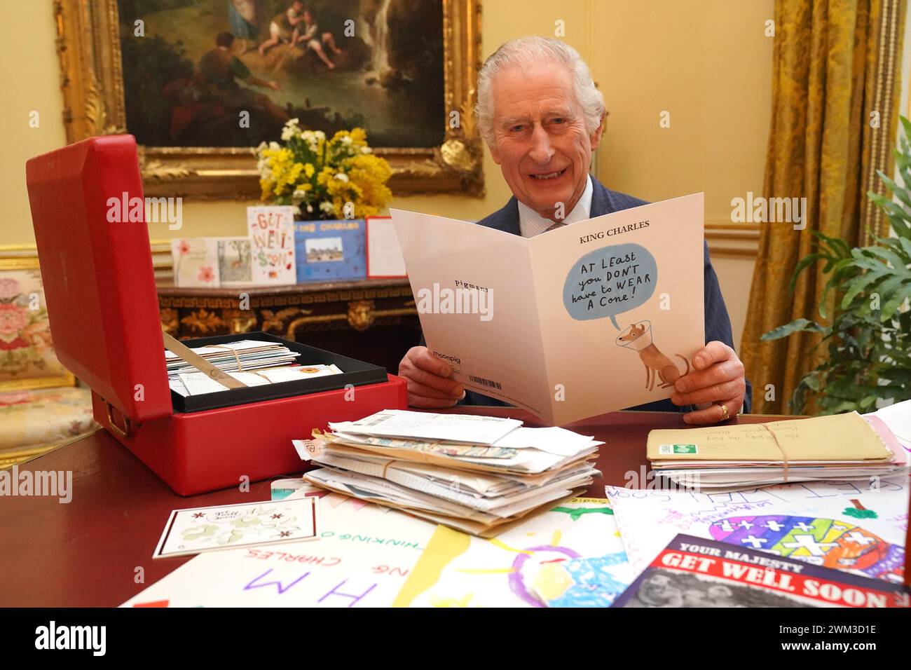 King charles red box buckingham hi-res stock photography and images - Alamy