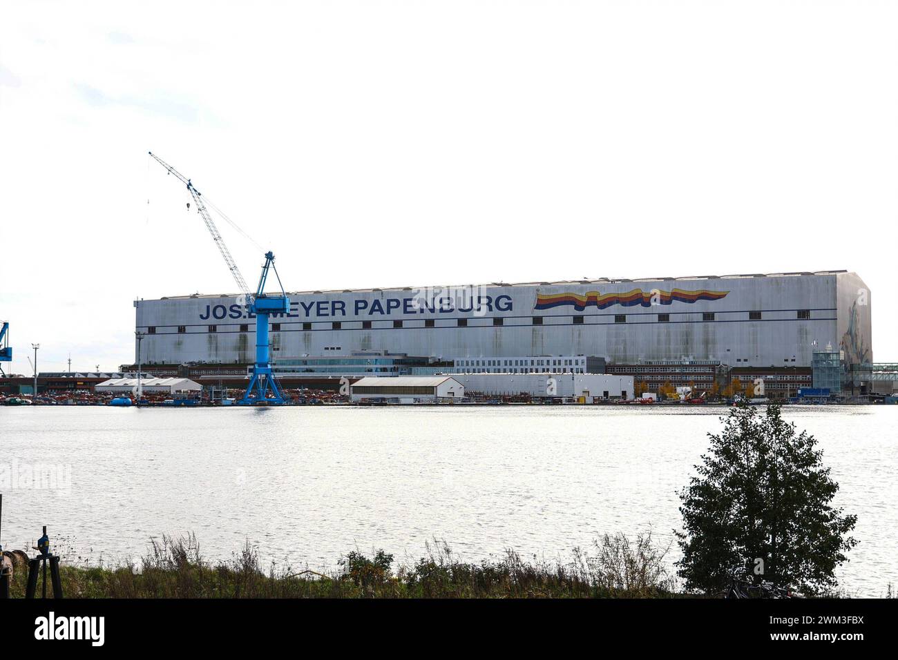Halle der Meyer Werft in Papenburg *** Hall of the Meyer Werft shipyard ...