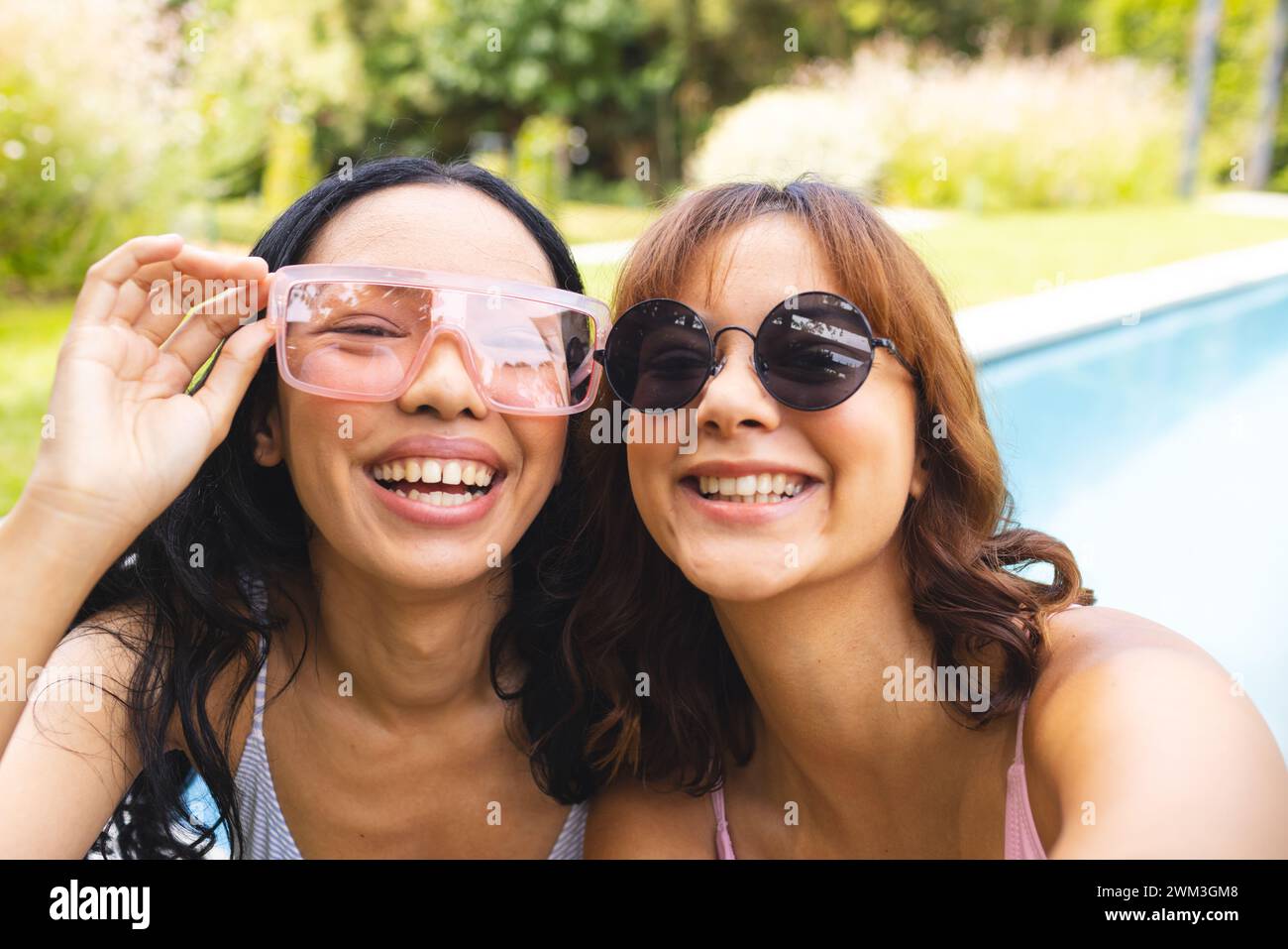 Female friends hi-res stock photography and images - Alamy