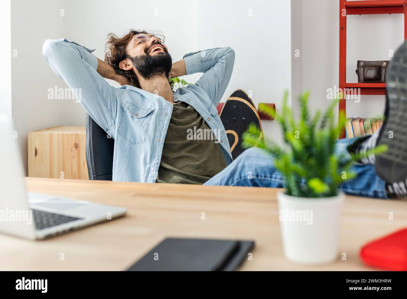 Happy relaxed man celebrating the end of the working day in the office ...
