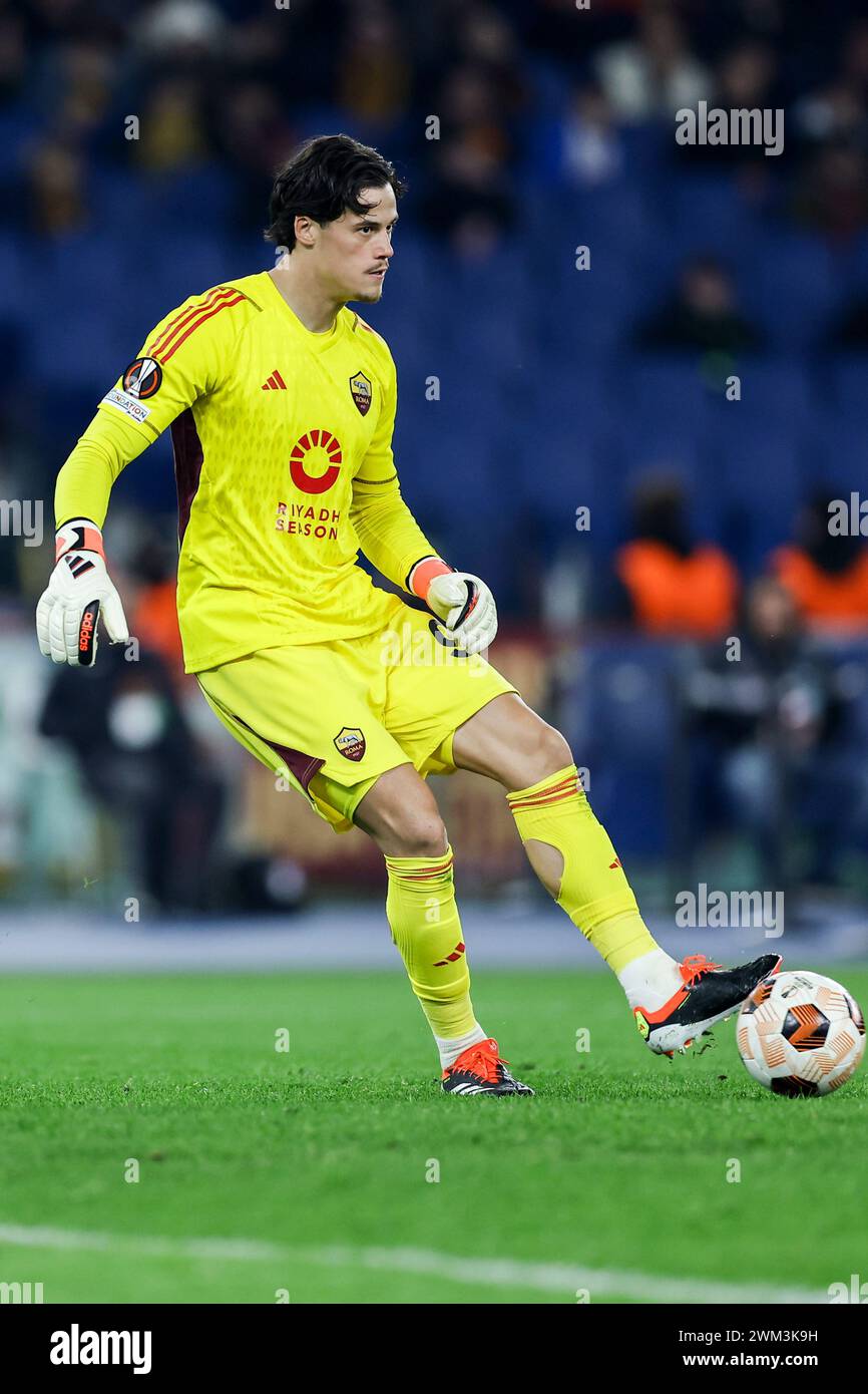 Roma’s Belgian goalkeeper Mile Svilar controls the ball during the UEFA ...