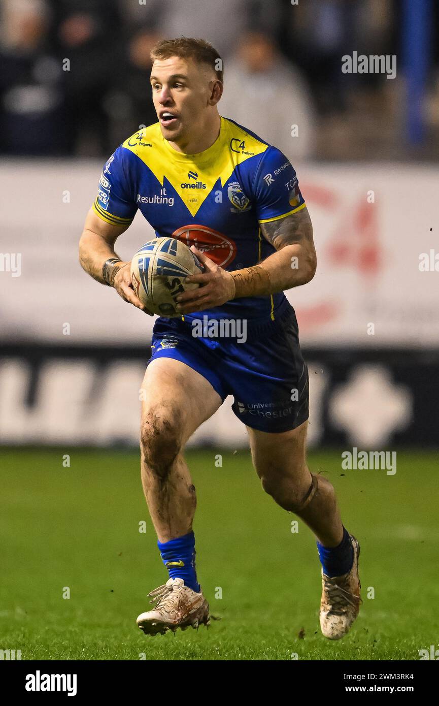 Matt Dufty of Warrington Wolves makes a break during the Betfred Super ...