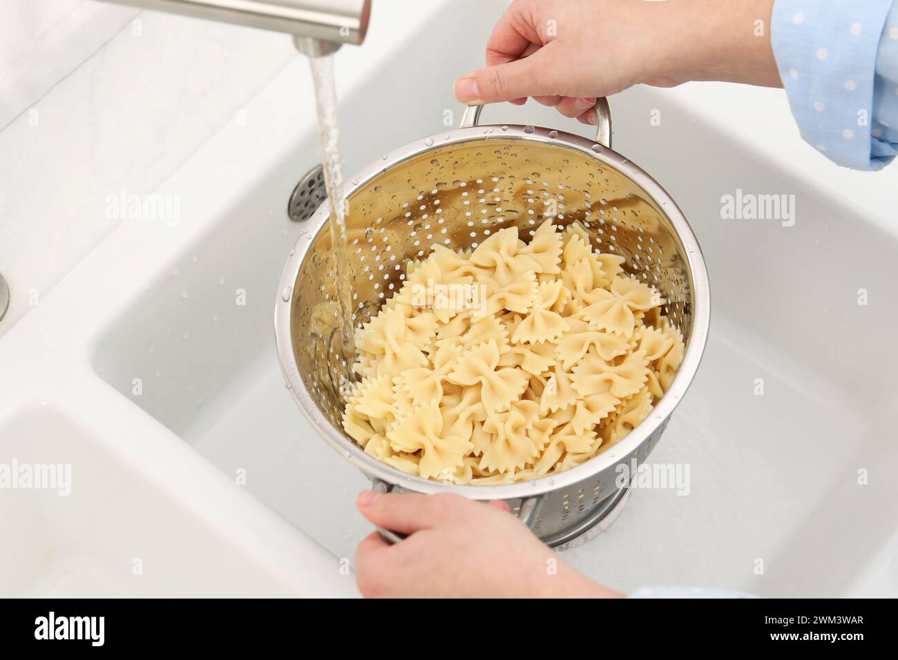 Rinsing pasta hi-res stock photography and images - Alamy