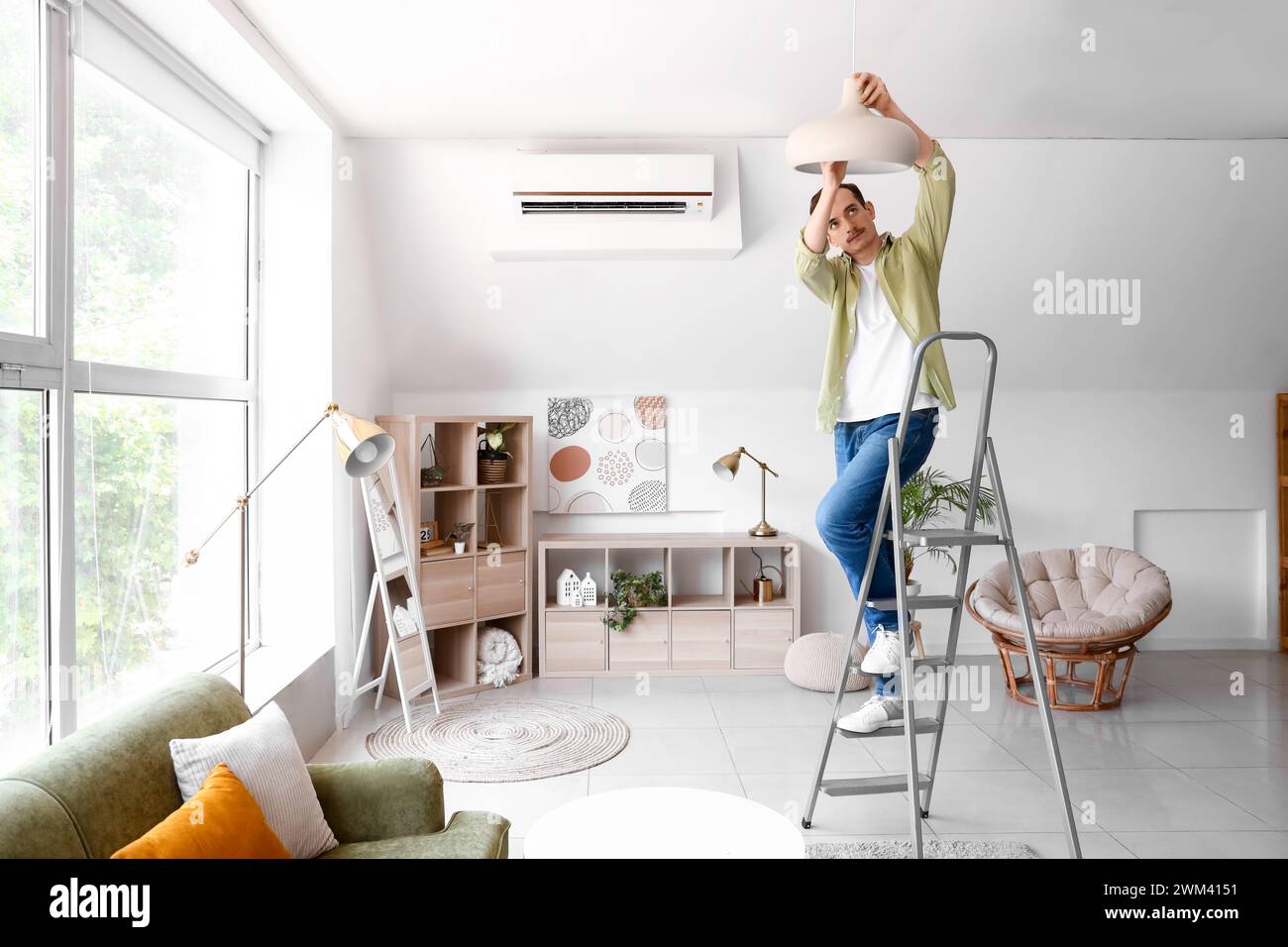 Man changing light bulb on ladder hi-res stock photography and images ...