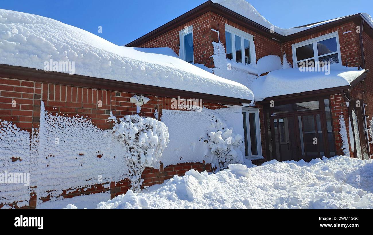 Residential house after a heavy snow storm. Heavy snow on rooftop Stock ...