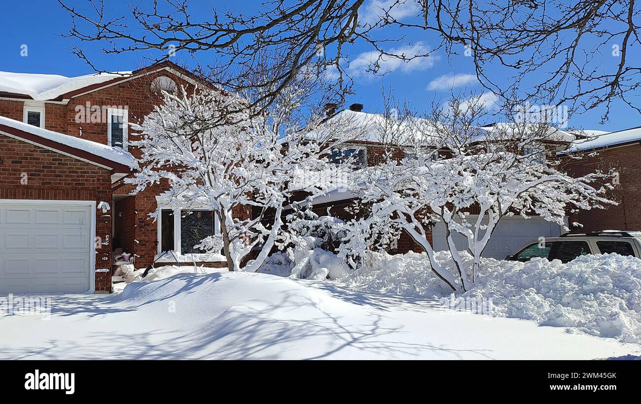 Snow and city life hi-res stock photography and images - Alamy