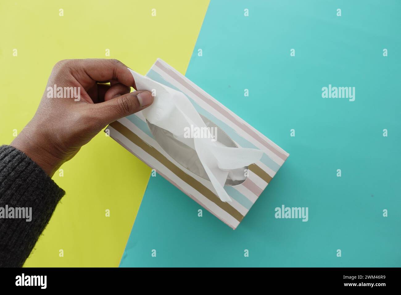 Pulling out the tissue paper hi-res stock photography and images - Alamy