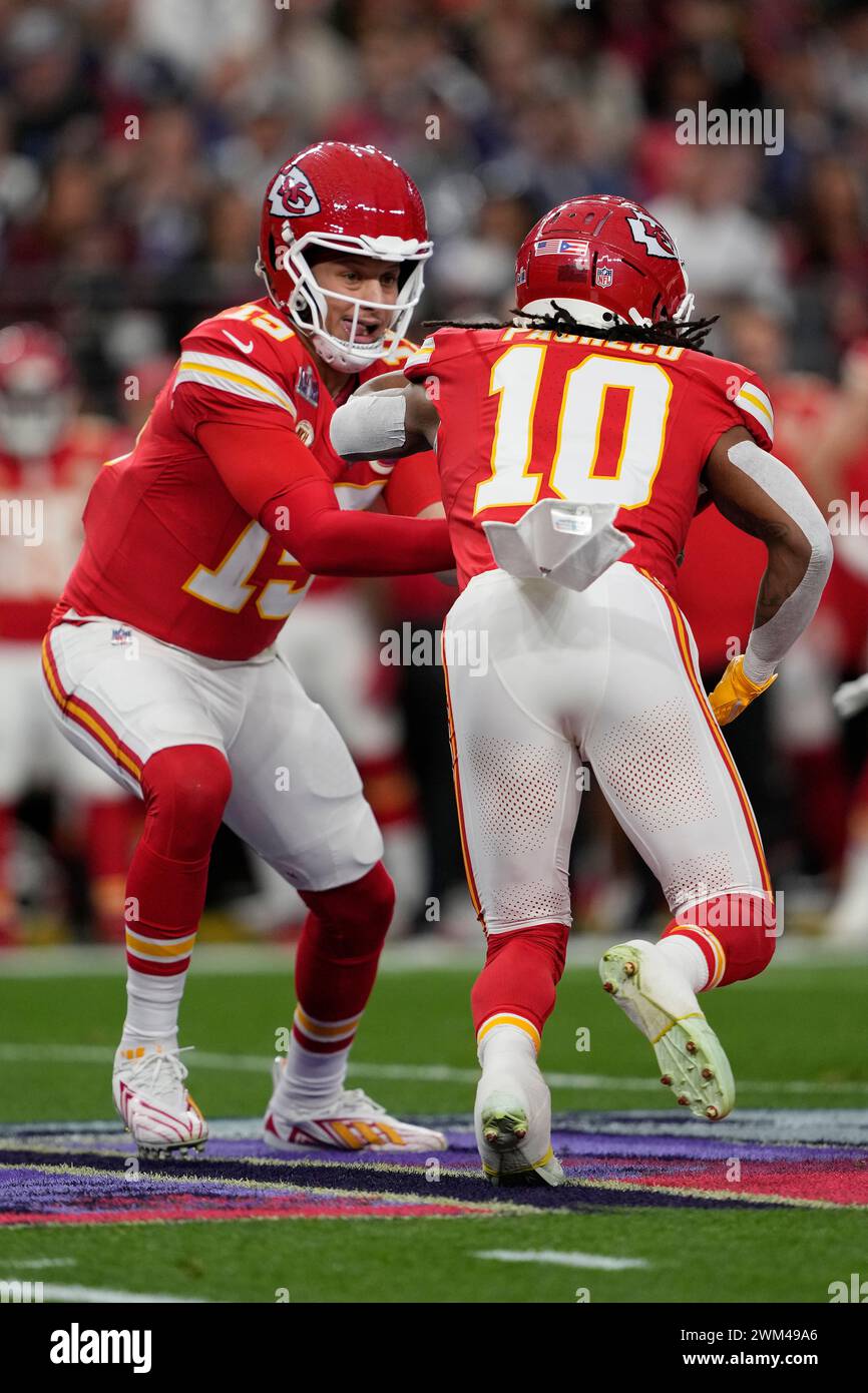 Kansas City Chiefs quarterback Patrick Mahomes (15) fakes a handoff to ...