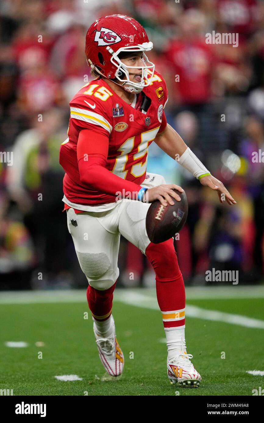 Kansas City Chiefs quarterback Patrick Mahomes (15) throws a pass ...