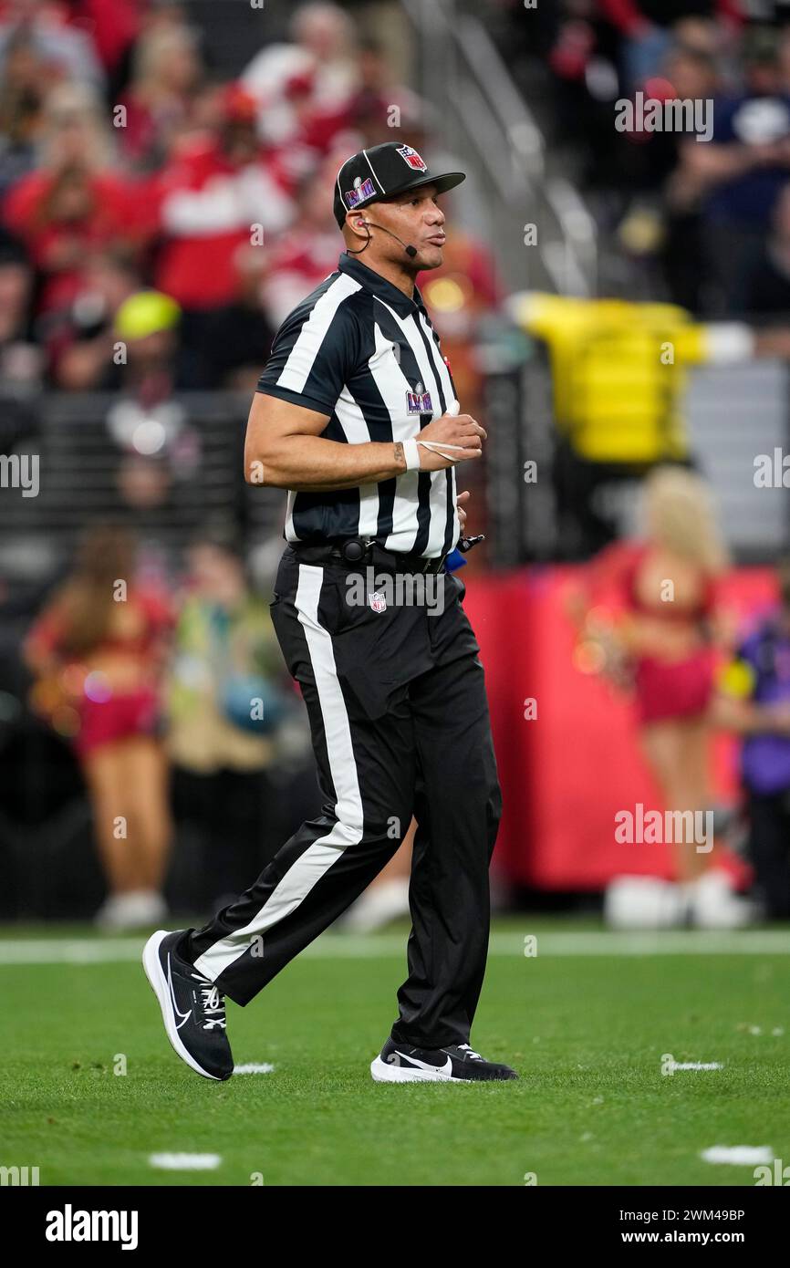 Umpire Terry Killens watches the play as the Kansas City Chiefs take on ...