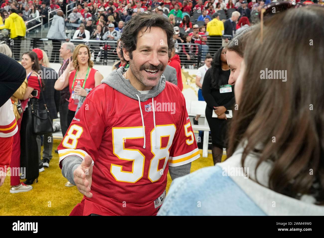 Paul Rudd on the sideline before the Kansas City Chiefs take on the San ...