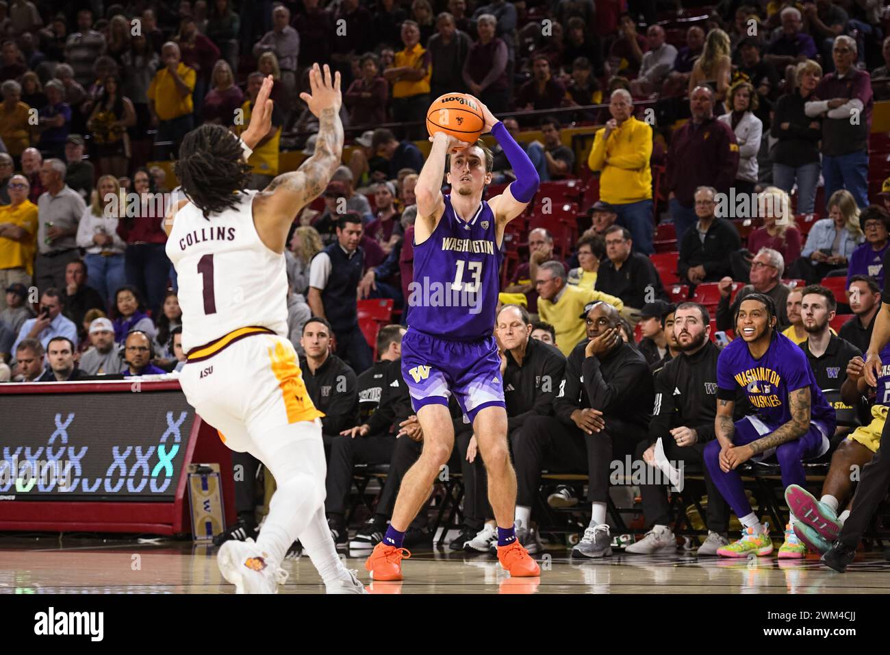 Washington Huskies forward Moses Wood (13) shoots a three pointer in ...