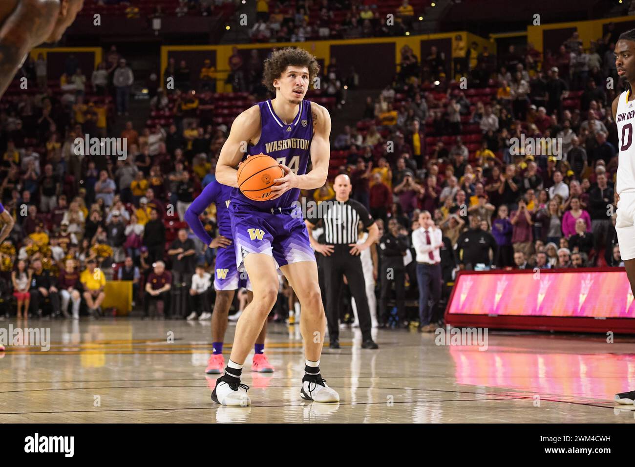 Washington Huskies center Braxton Meah (34) attempts a free throw in ...