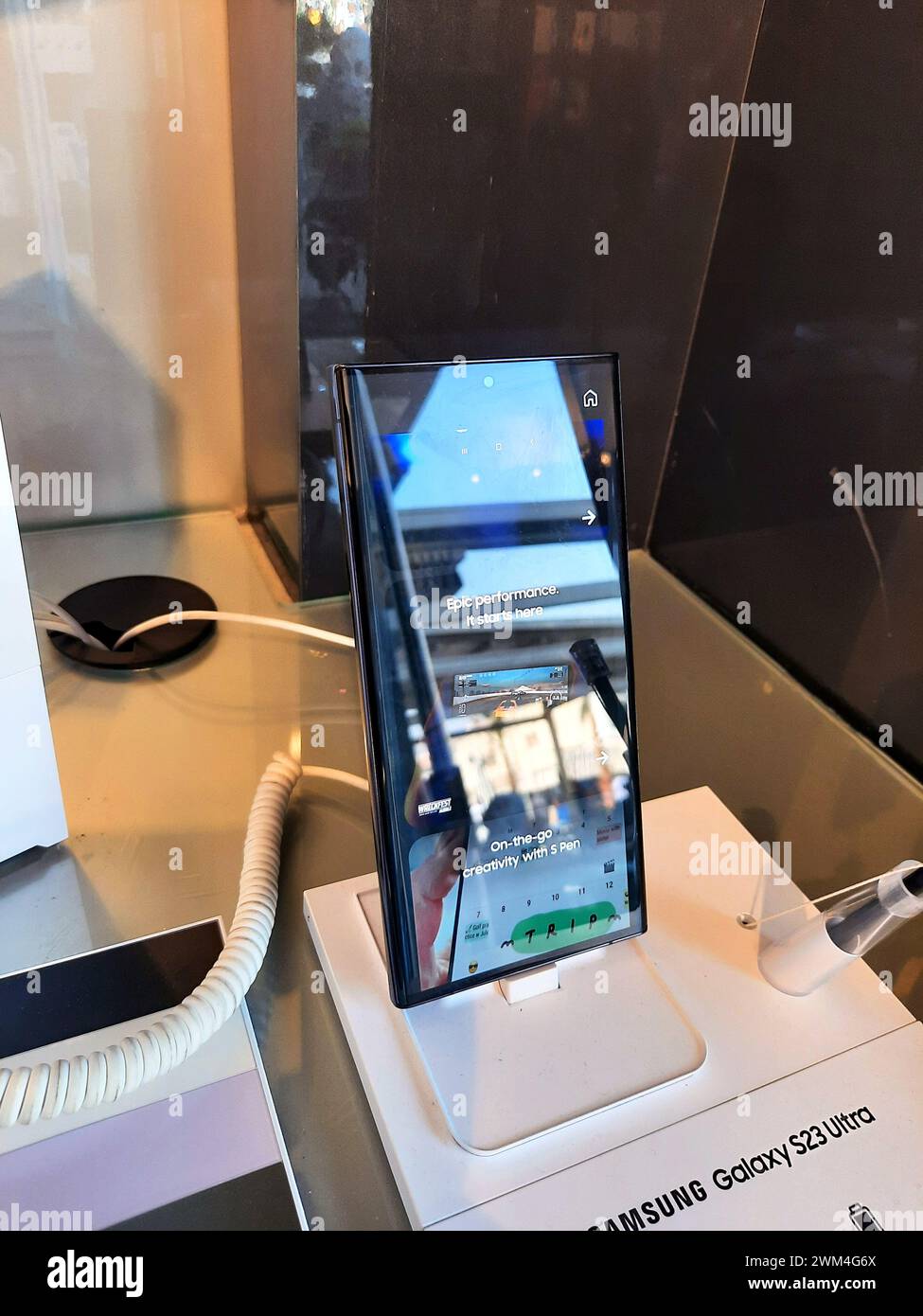 Samsung s22 plus hi-res stock photography and images - Alamy