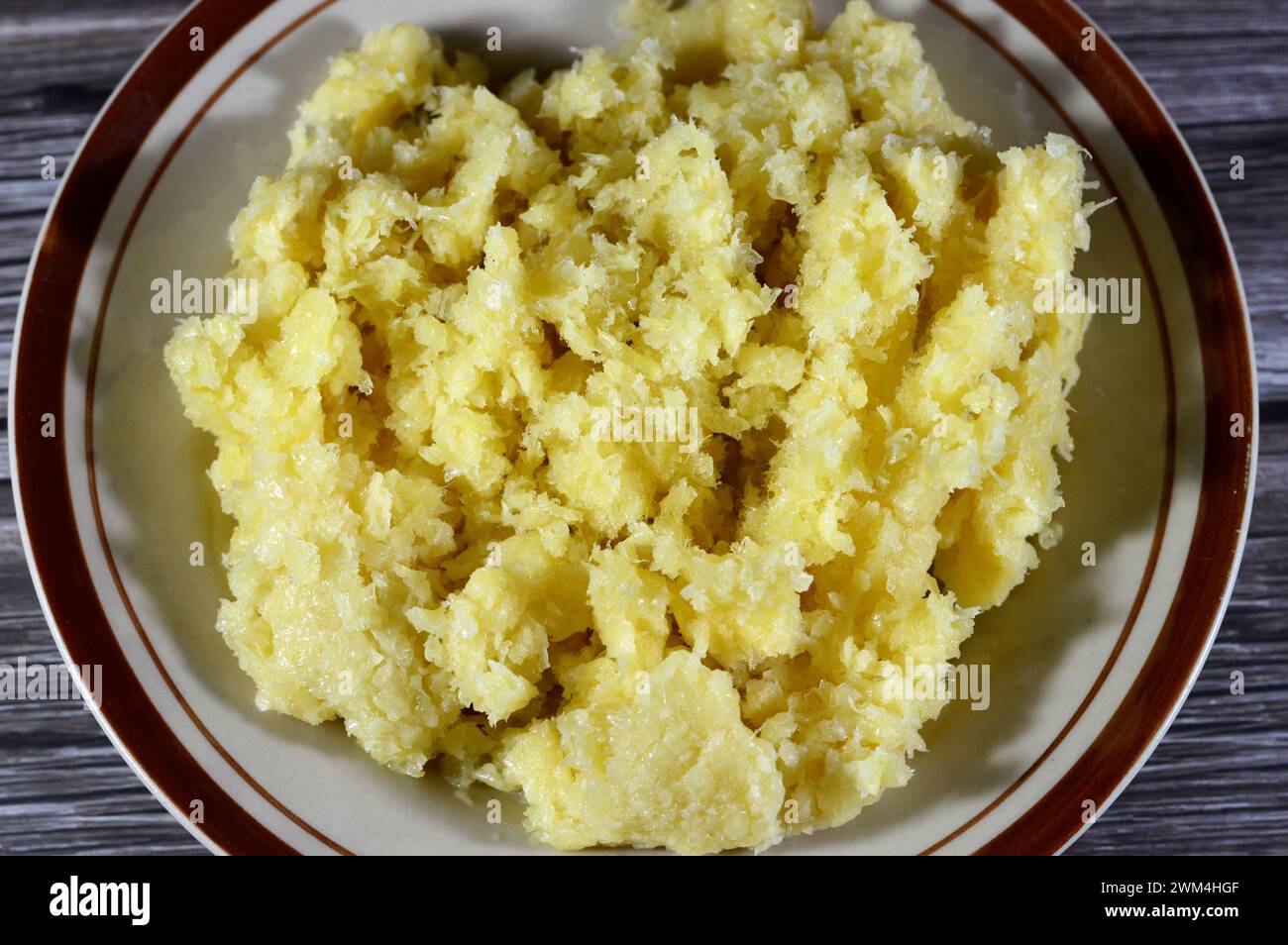 Garlic granules, previously chopped, crushed, minced and grinded ...
