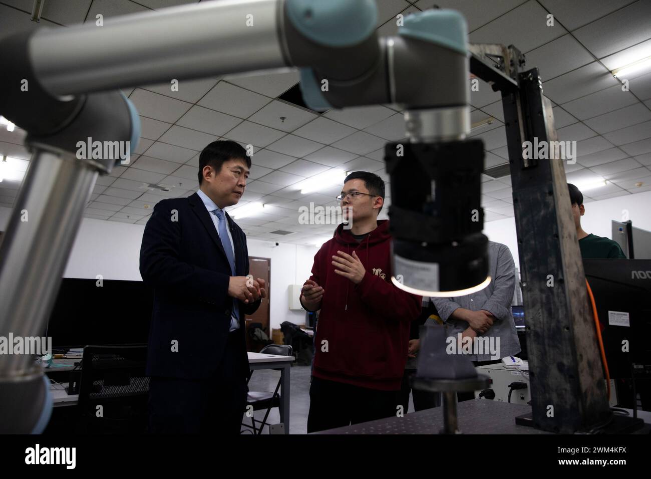 (240224) -- BEIJING, Feb. 24, 2024 (Xinhua) -- Zhang Zhengtao (L ...