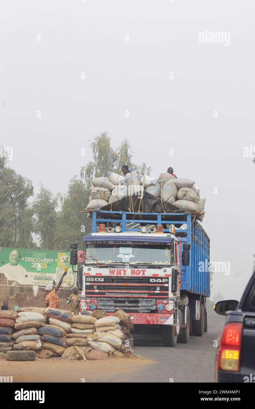 Transport auf einem LKW, Jos, 06.02.2024. Jos Nigeria ...