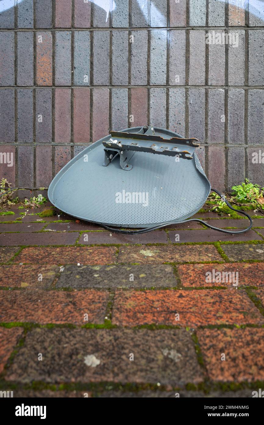 Broken satellite dish hi-res stock photography and images - Alamy