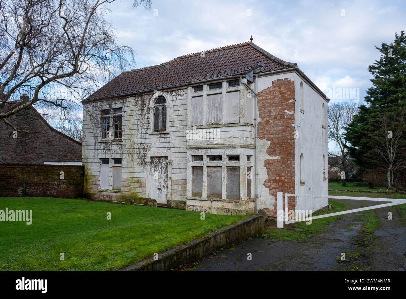 Abandoned derelict deserted decaying house hi-res stock photography and ...
