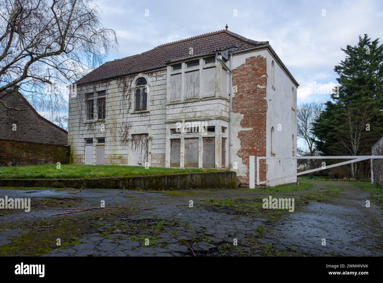 Derelict deserted decaying house hi-res stock photography and images ...