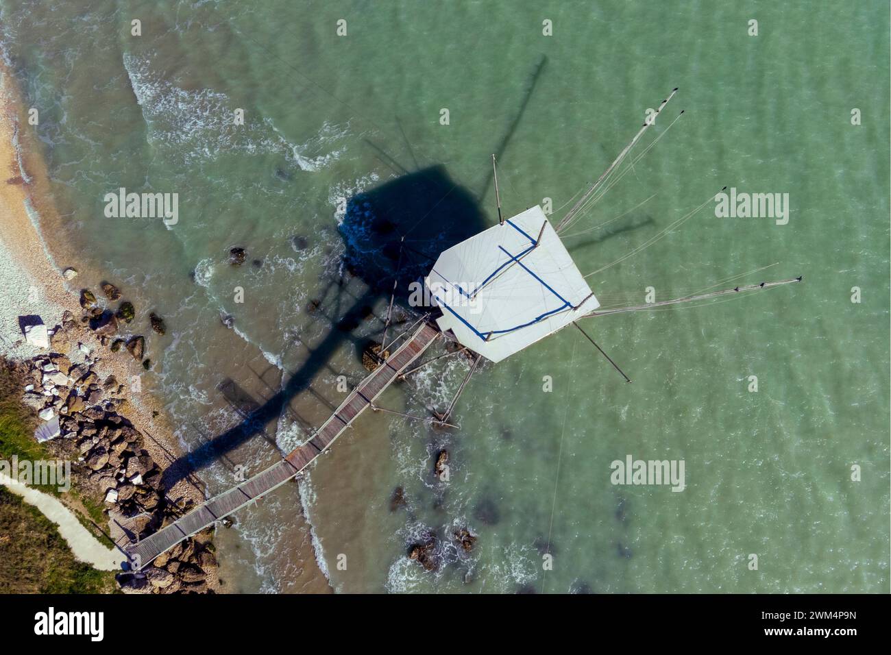 Trabocco Punta Rocciosa a traditional wooden fishing house. Fossacesia ...