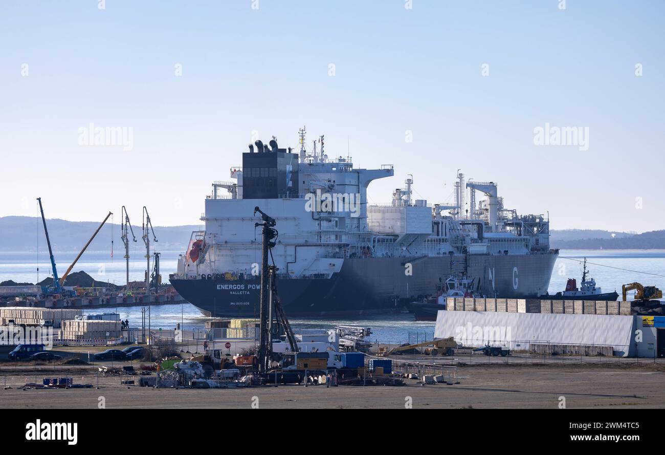 Lng regasification terminal hi-res stock photography and images - Alamy